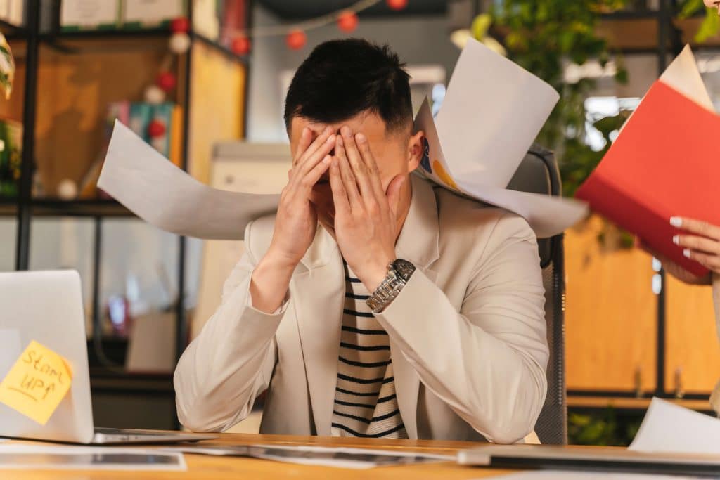 15 Early Warning Signs You Don't Fit In At Work (And How To Deal With It)