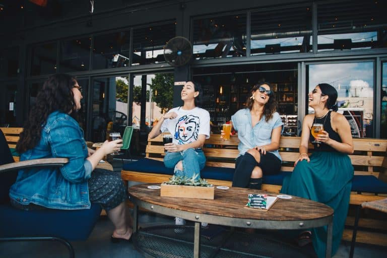 15 Early Warning Signs You Don't Fit In At Work (And How To Deal With It)