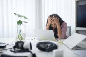 15 Early Warning Signs You Don't Fit In At Work (And How To Deal With It)