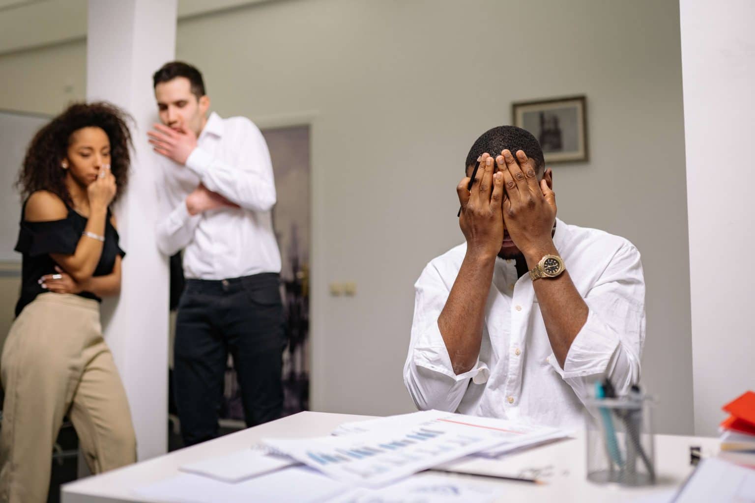 15 Early Warning Signs You Don't Fit In At Work (And How To Deal With It)