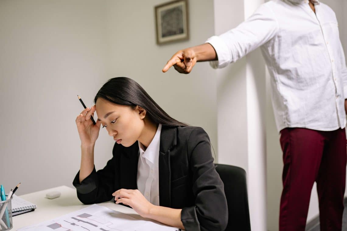 15 Early Warning Signs You Don't Fit In At Work (And How To Deal With It)