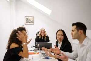 15 Early Warning Signs You Don't Fit In At Work (And How To Deal With It)