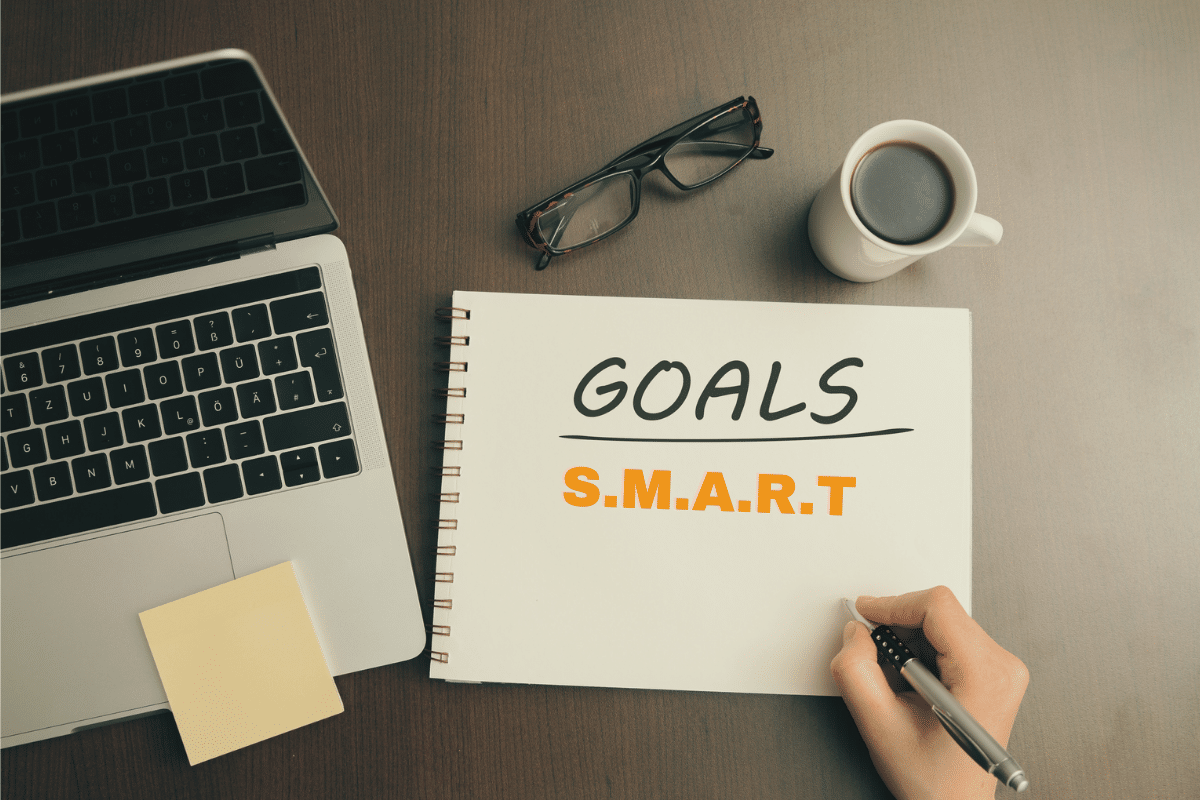 Ultimate Guide to Setting SMART Career Objectives (with Examples)