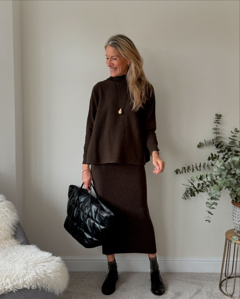 25 Modern & Comfortable Casual Work Outfits for Women Over 50